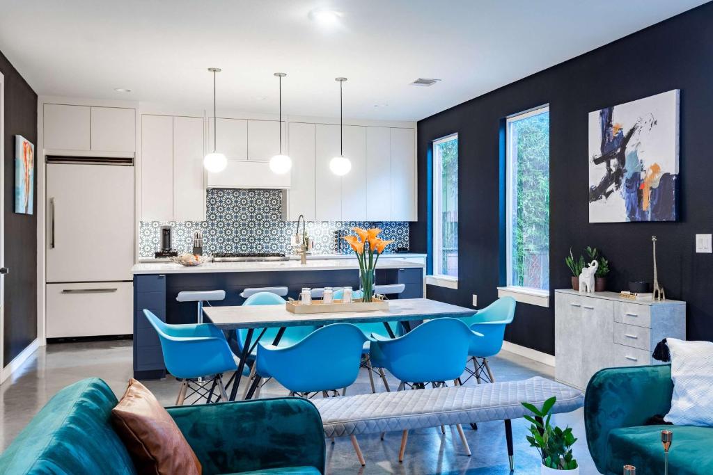 Modern ATX Mansion 6th Street - 3 min scooter, Austin (precios ...