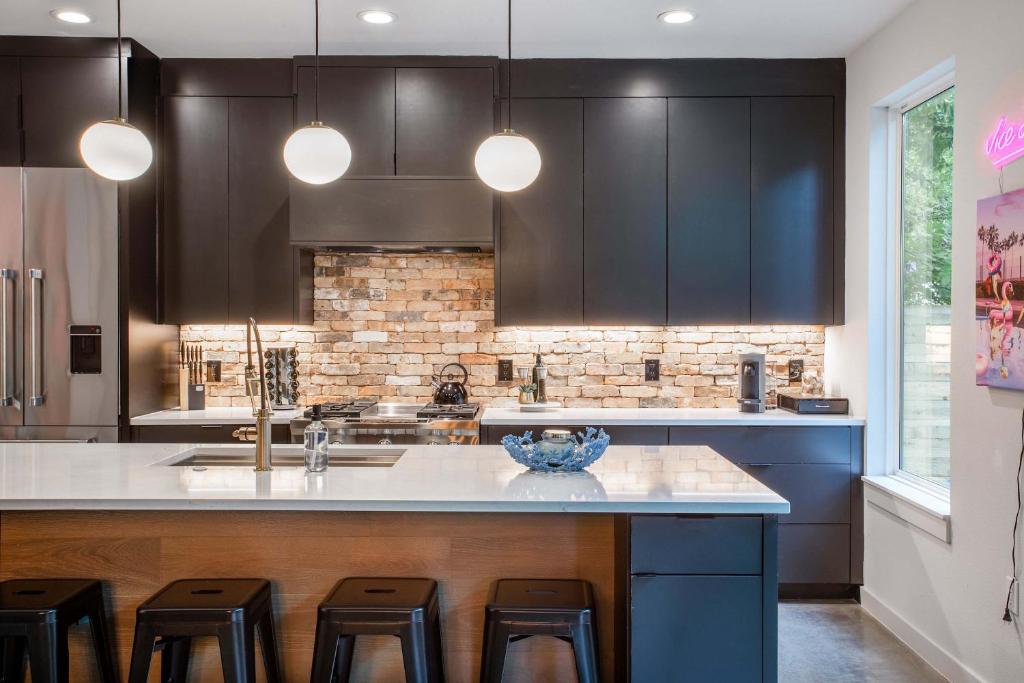 Pristine Pool Palace 6BR - Rainey St - 7min walk, Austin (updated ...