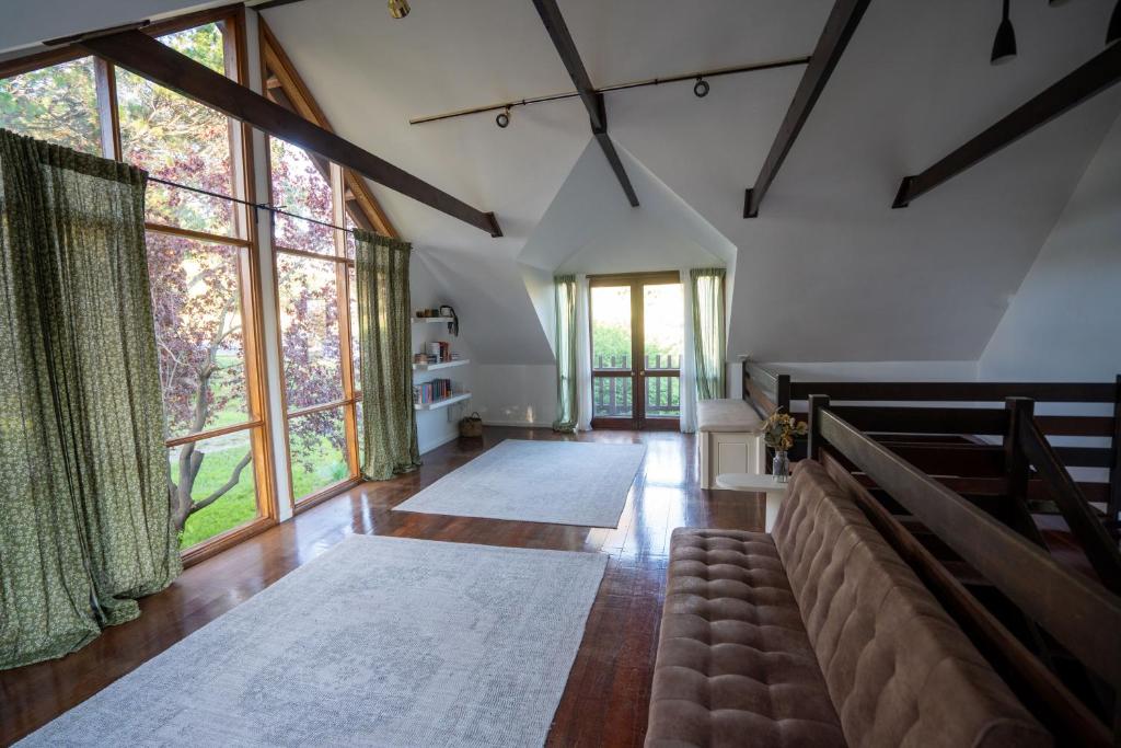 Spacious 5 bedroom Country Home, Armidale (updated prices 2025)