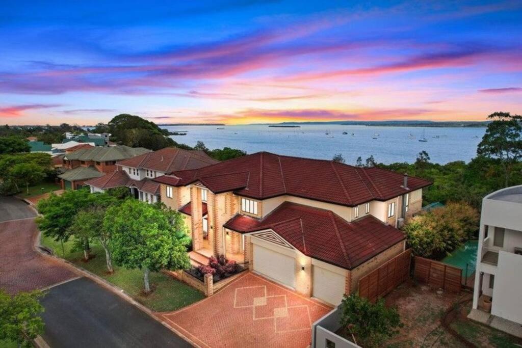 Waterfront Entire Luxury House with Bay View and Pool, Redland Bay ...