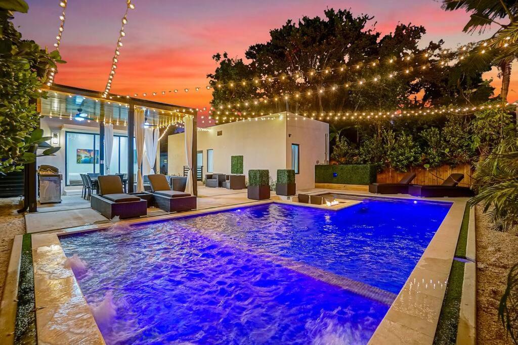 NEW Bali Resort Style Villa with Vast Pool & Jacuzzi and Outdoor ...