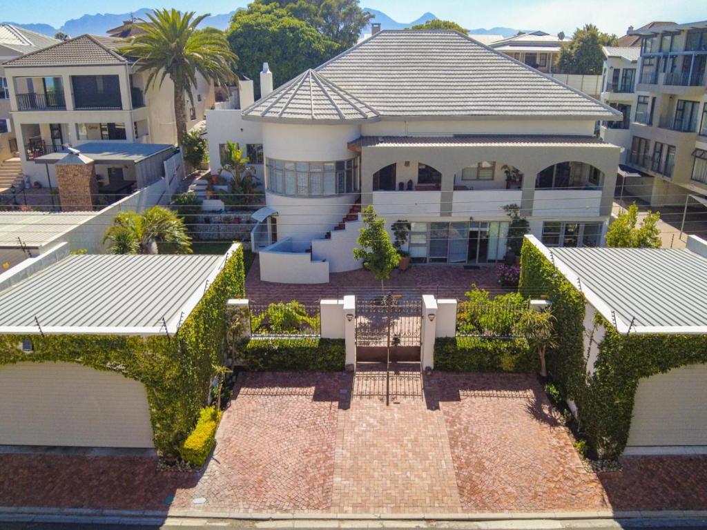 African Beach House, Strand (updated prices 2026)