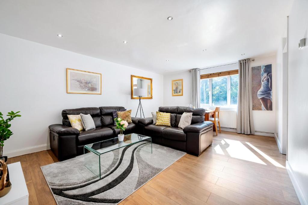 Classic 2 bed apartment situated in Mill Hill, Hendon (updated prices 2026)