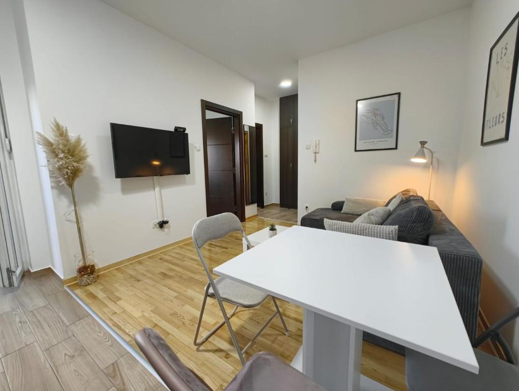 Mona, Novi Sad (updated prices 2025)