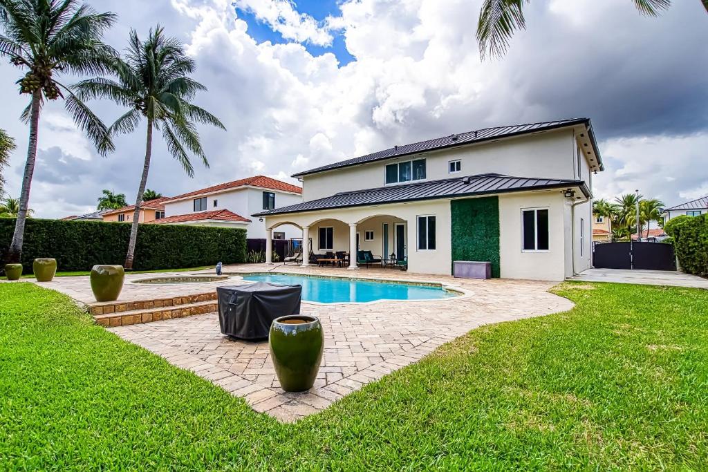Luxury Tropical Living - 5BR w Backyard Pool Oasis, Hialeah (updated ...