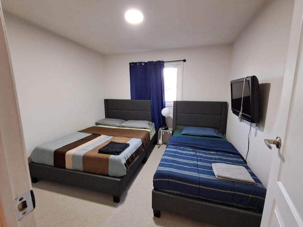 Square One Mississauga Suite- Attached Bathroom, Walking Transit ...