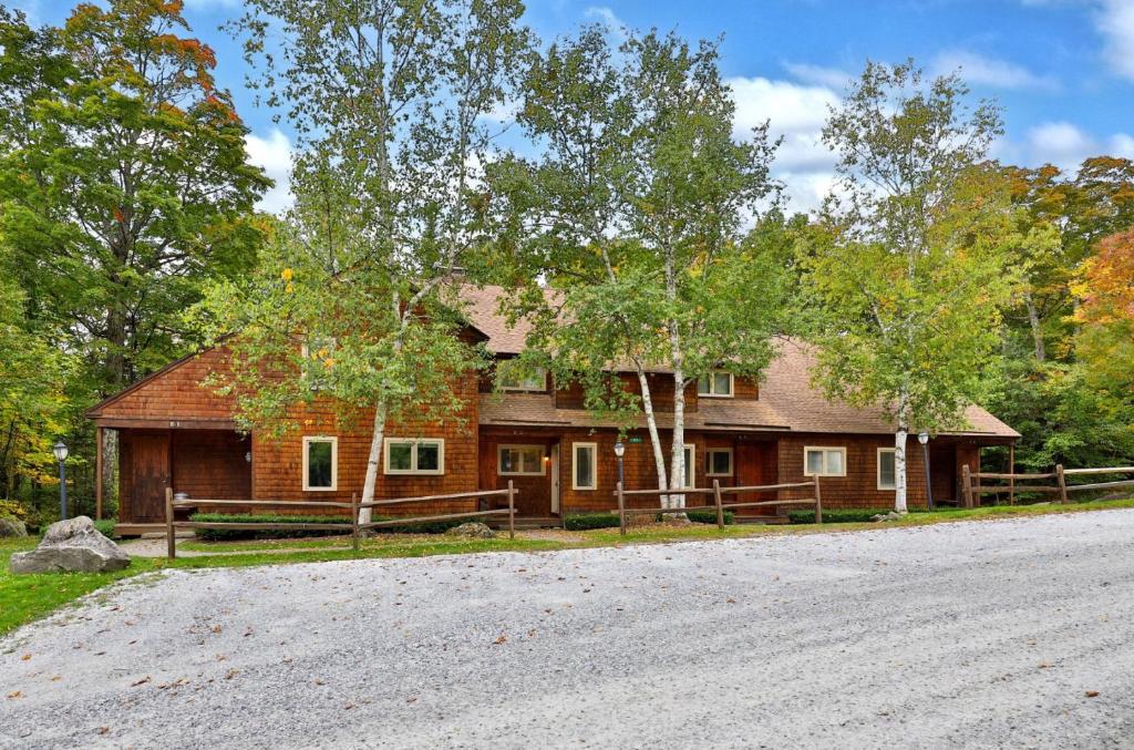 93 Glazebrook Rd, Unit E2 - Ski Condo - Summer Pool - Close to Mountain ...