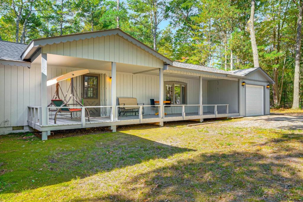 2 Blocks to Boat Ramp Higgins Lake House with Grill, Roscommon (precios ...
