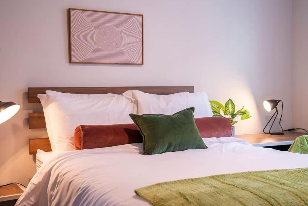 Unrivaled Apt Sleeps 4 w Gym Access Pool & Scenic Rooftop Walk to ...