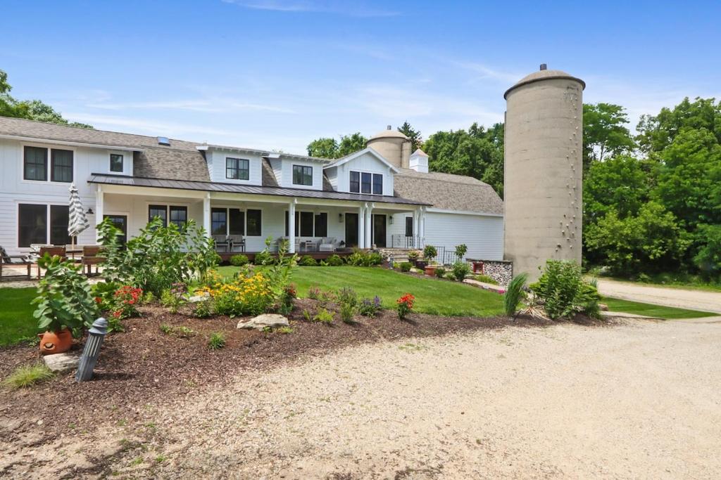 1836 Rustic Barn Retreat - Bar and Game Room - Tennis Court - FirePit ...