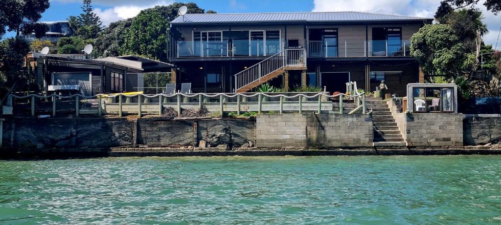 Waterfront Location holiday accommodation, Raglan (updated prices 2025)