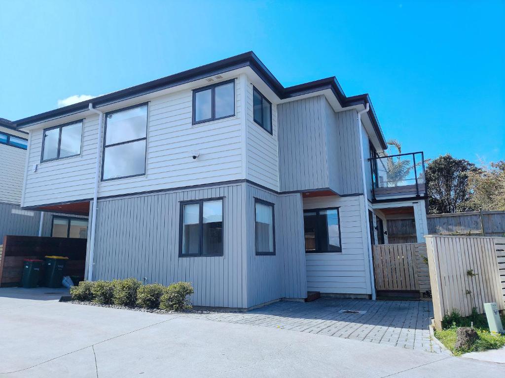 Stylish Family Retreat in Hillcrest 4 Bedroom and Playroom, Auckland ...