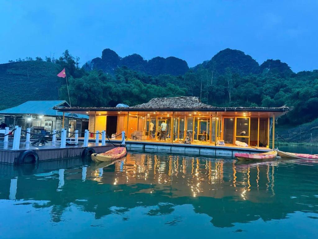 Bakhan Floating House, Hương Tân Lạc (updated prices 2025)