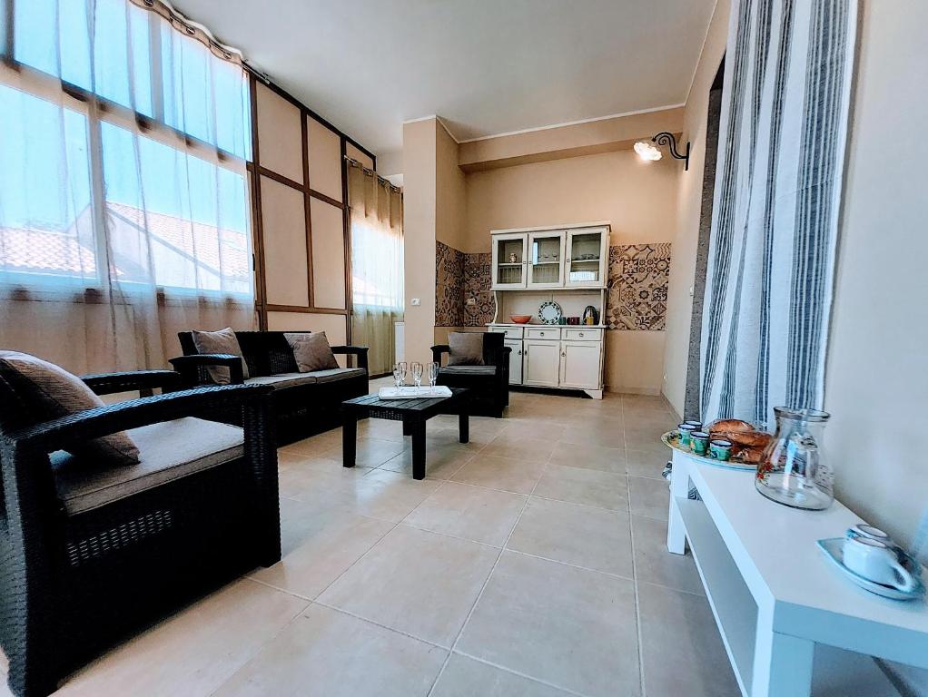 IL SOLE SUL MARE a 100 m dal lungomare di Stazzo, Stazzo (updated ...