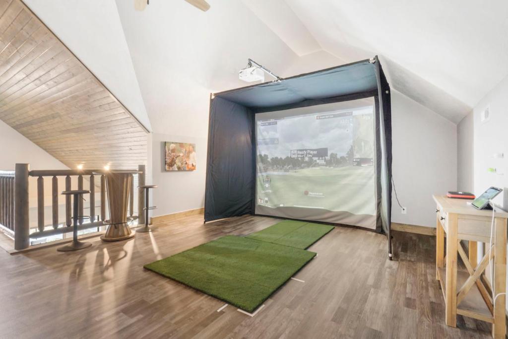 Golf Simulator- Private Hot Tub- Lake Views- Free Daily Tickets- Close ...