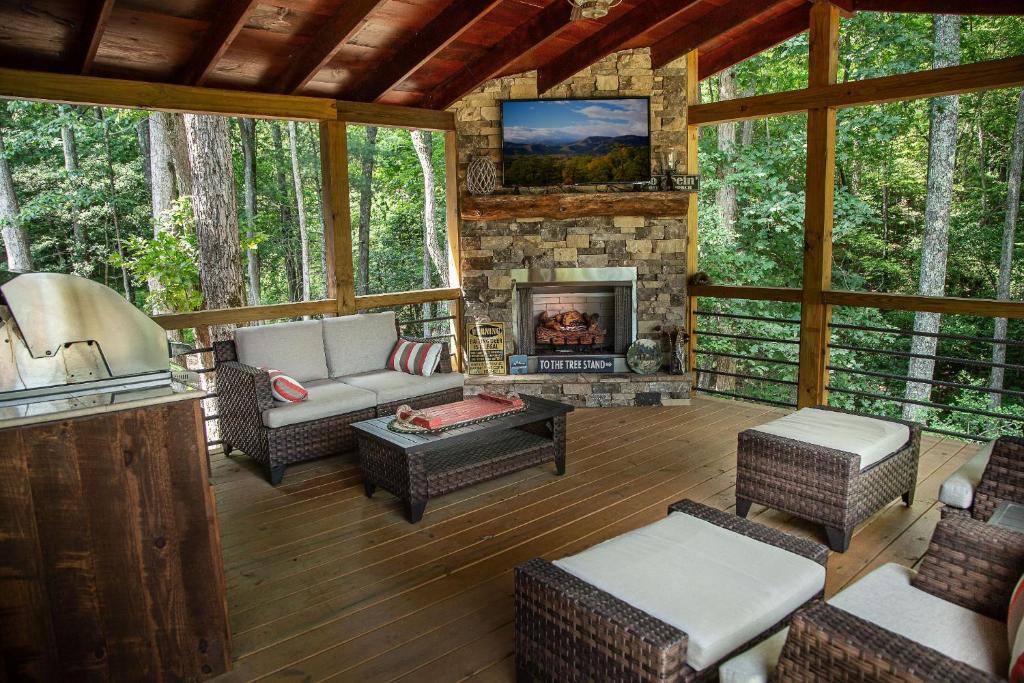 Adore the Smores Rustic mountain charm outdoor spaces and a cozy hot ...