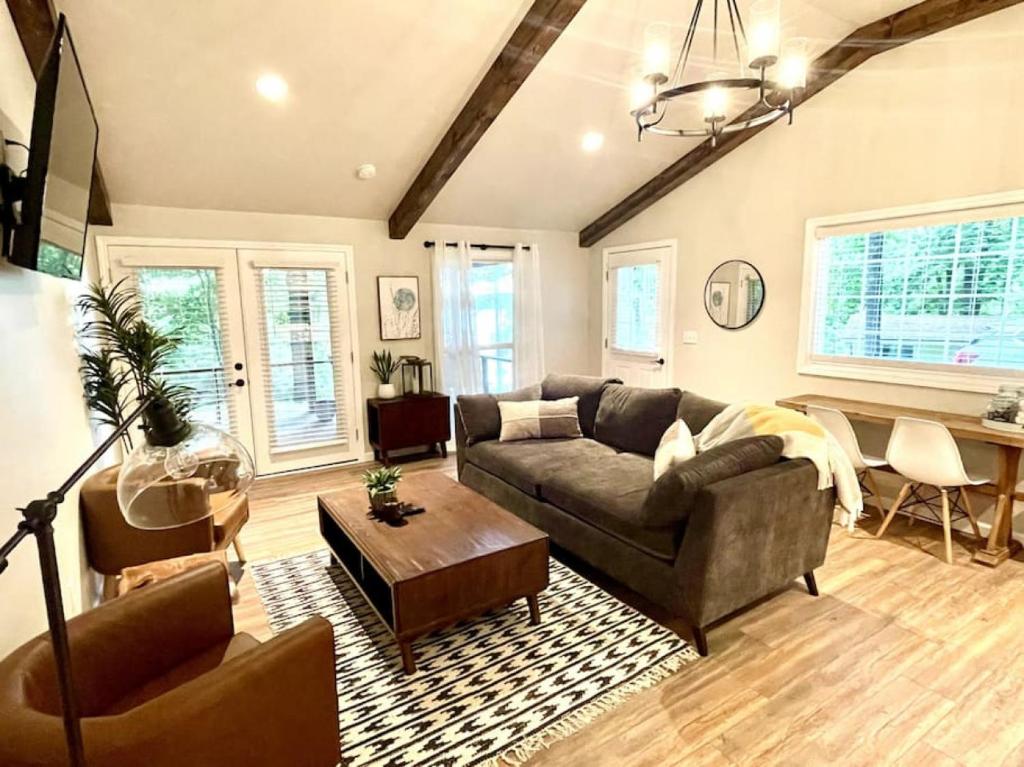 Dreamy Cottage Getaway with Sunset Lakeview, Cadiz (precios ...