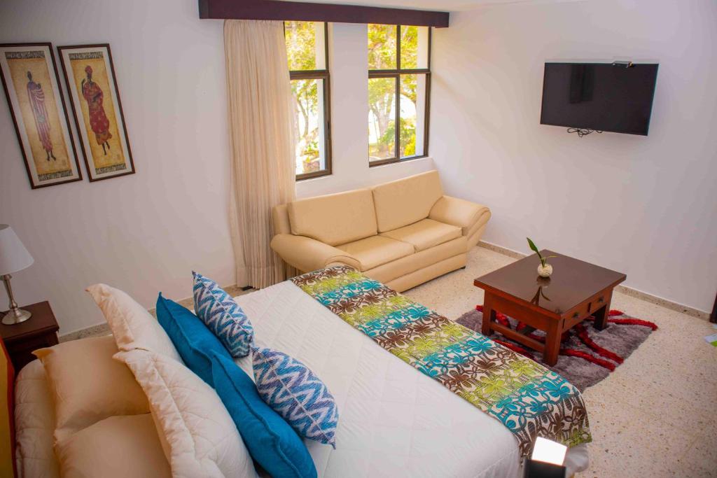 Hotel y Cabañas - Centro Vacacional Comfandi Lago Calima, Calima ...