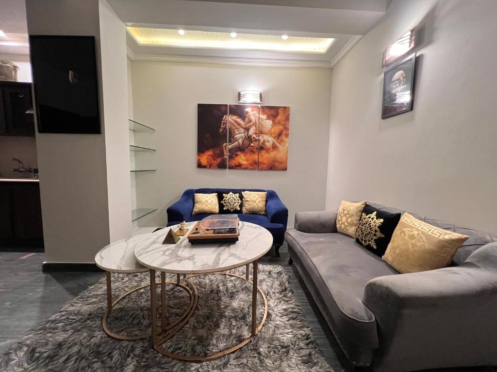 SMOOKY LOUNGE - 1BHK NETFLIX-HEATED - ISB LUx, Islamabad (updated ...