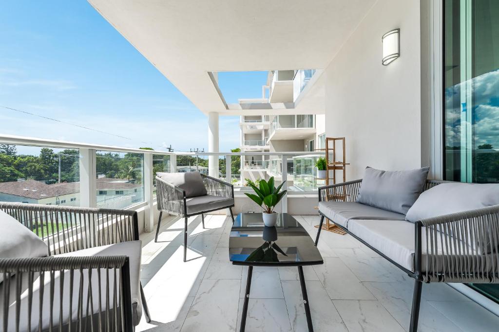 Rooftop Pool Gym Balcony, Hollywood (updated prices 2025)