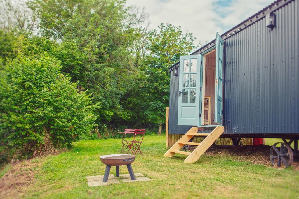 Luxury hut on the River Arle, New Alresford (updated prices 2026)