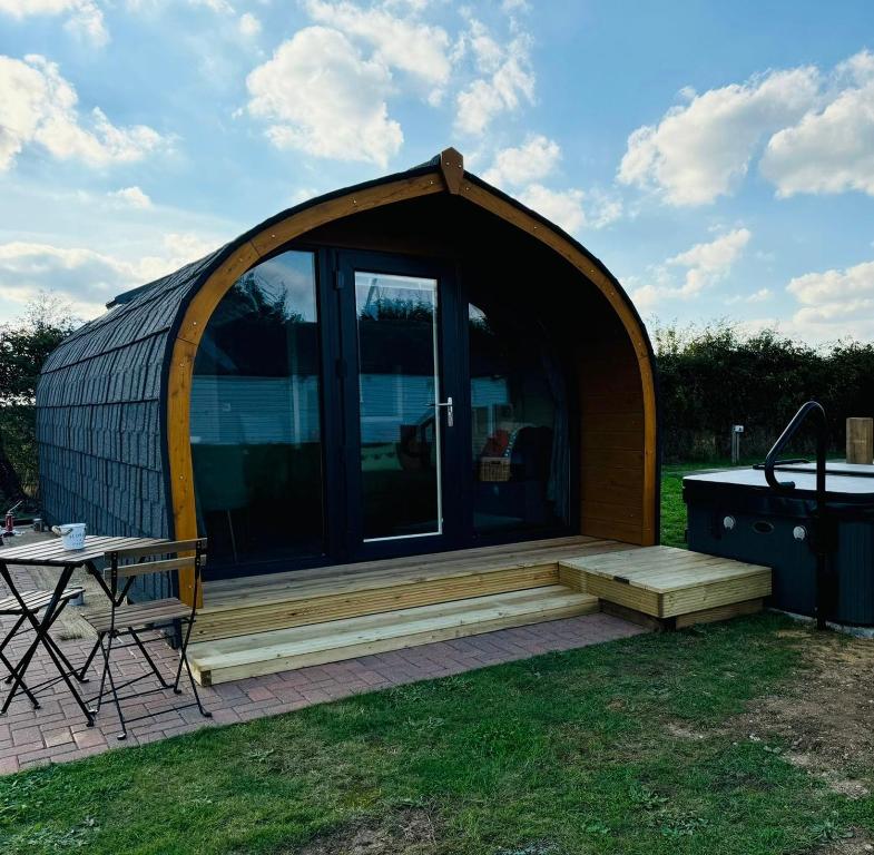 Windmill Glamping Pod with hot tub - The Snug, Swavesey (updated prices ...