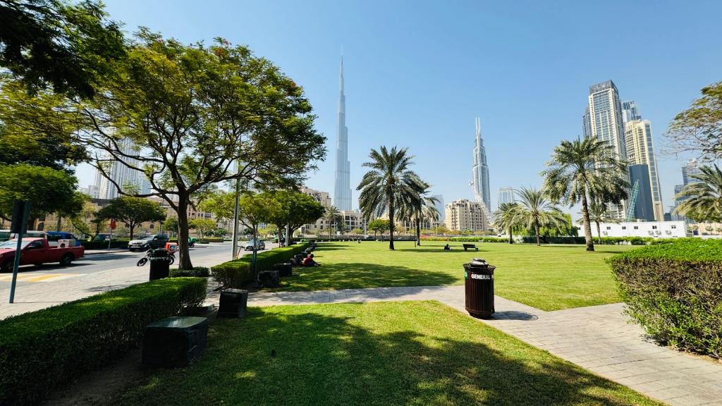 Prime Elite Downtown Location with Pool, Gym & Sauna - Steps from Burj ...