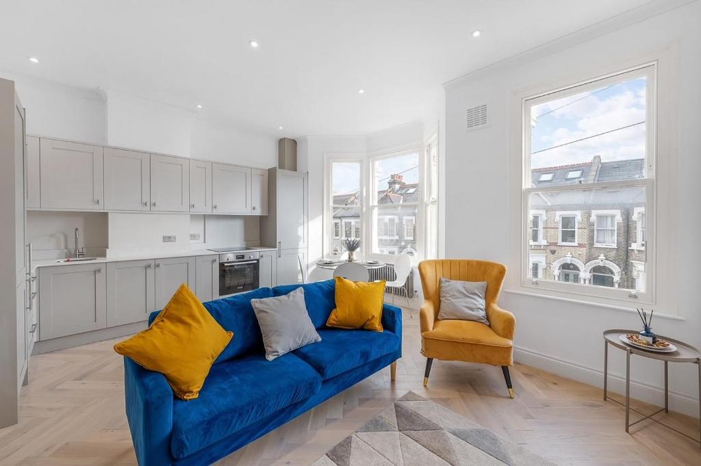 Super stylish 2 bed apartment Brixton London Zone 1-3, London (updated ...