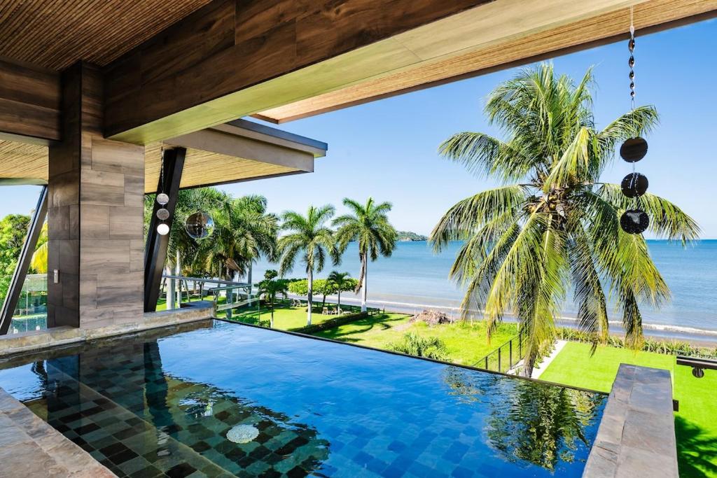 Beachfront Pools Wyndham Hoi An Royal Beachfront Resort & Villas, Da