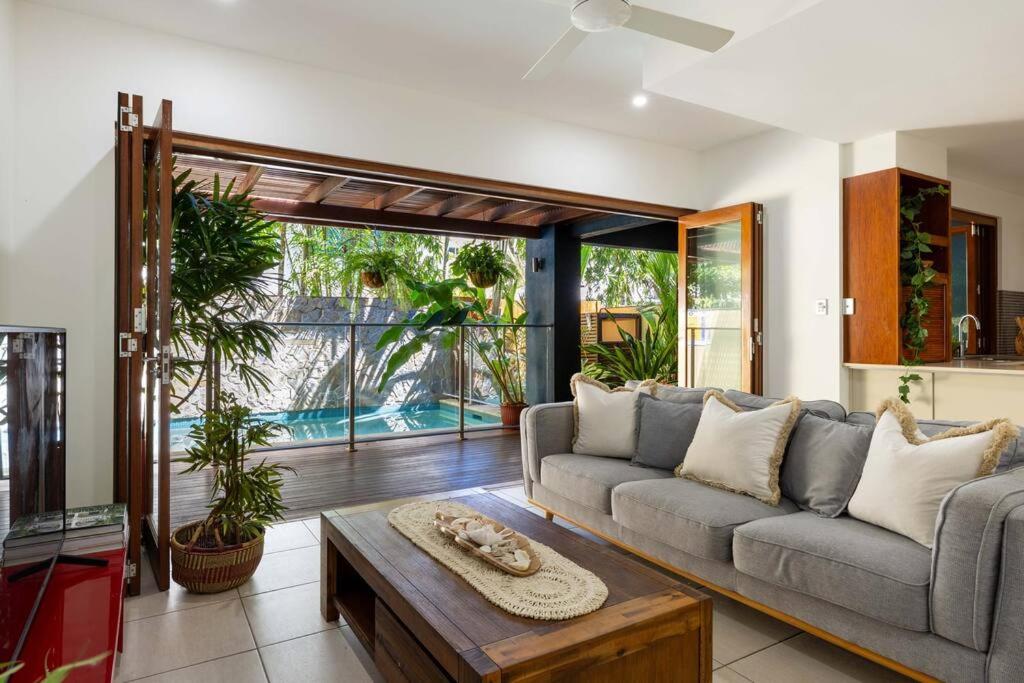 Savannah Villa Elua with private Pool next to the Beach, Port Douglas ...