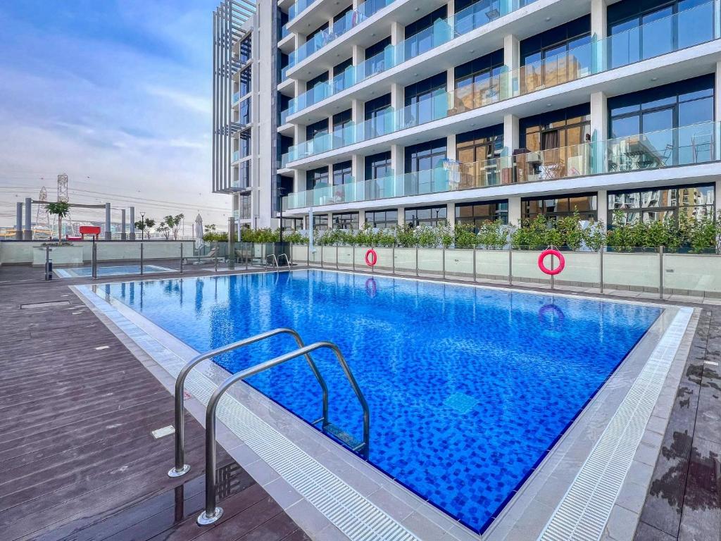 Dream Inn - 2 Bedroom Apartment with Balcony & Pool Access, Azizi ...