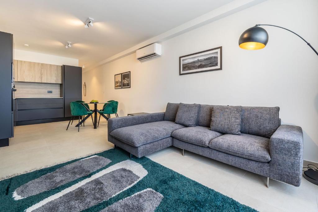 Sunlit Serenity Modern Apartment with City Views, Msida (updated prices ...