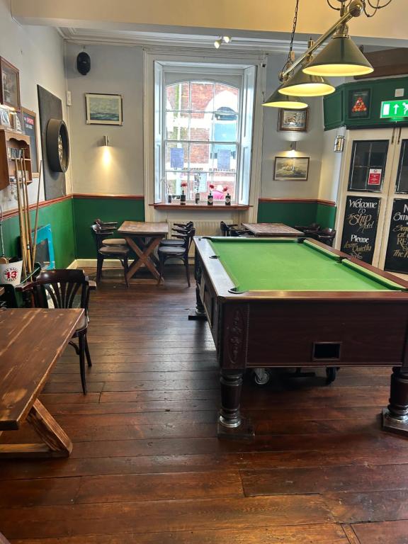 The Ship Hotel, Crediton (updated prices 2025)