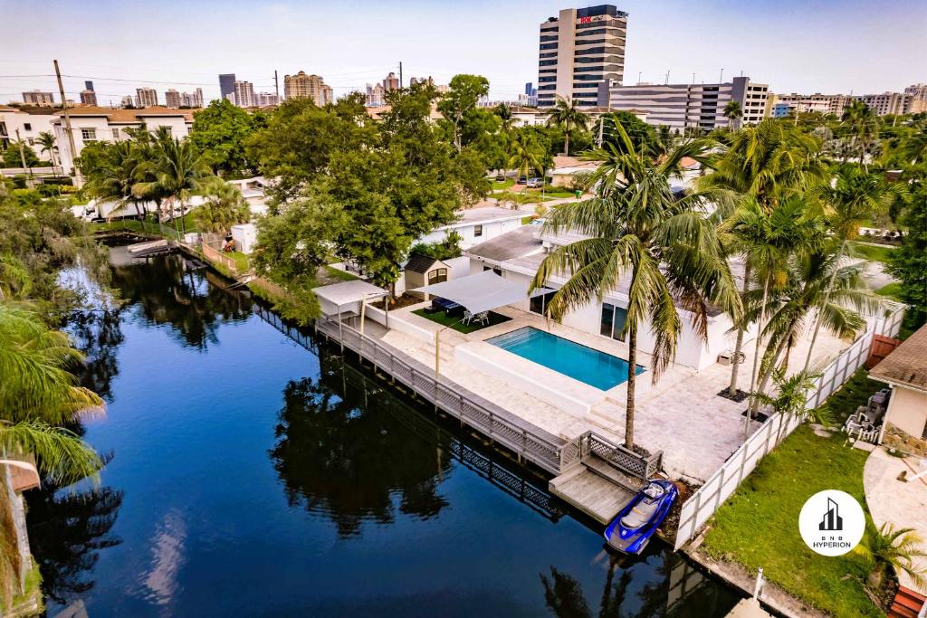 BnB Hyperion - Luxurious 5B Home w Pool & Lounge, Miami (updated prices ...