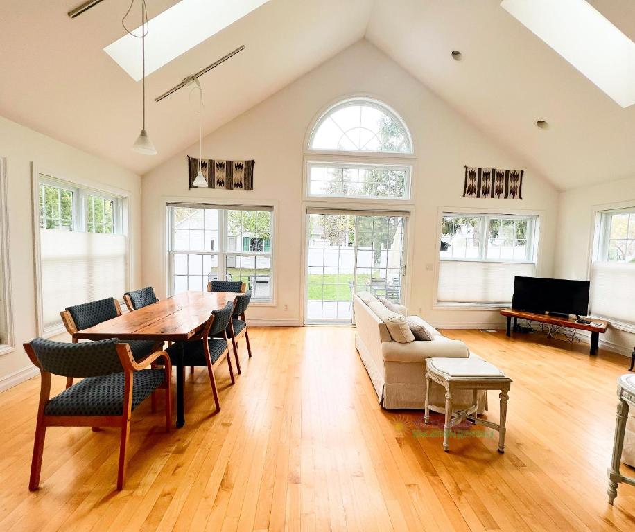 Art Haus, Empire (updated prices 2025)