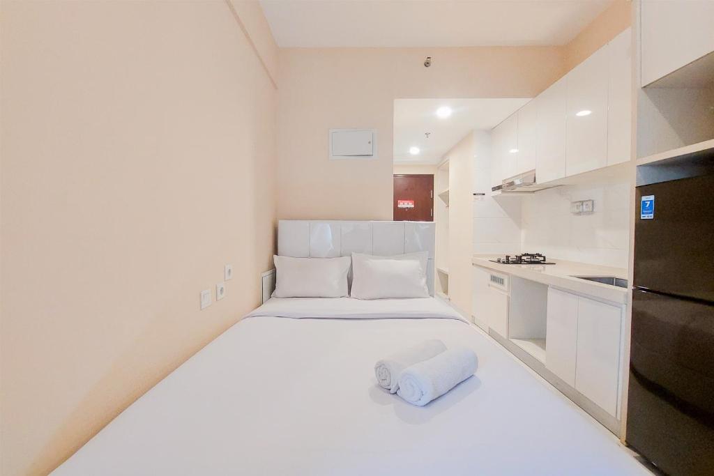 Well Furnished and Homey Studio Room Sky House BSD Apartment By ...