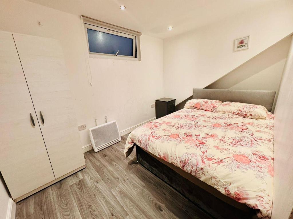 20 lees road Uxbridge UB8 3AT, Hillingdon (updated prices 2025)