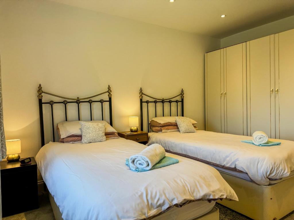 New! Double Driveway, Large Garden Sleeps 4 Book Now!, Hildenborough ...