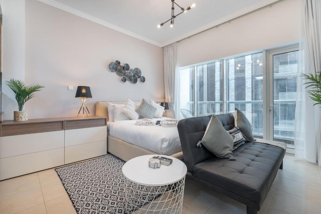 Delightful Studio Apartment in Downtown Dubai, Just Walk to Burj ...