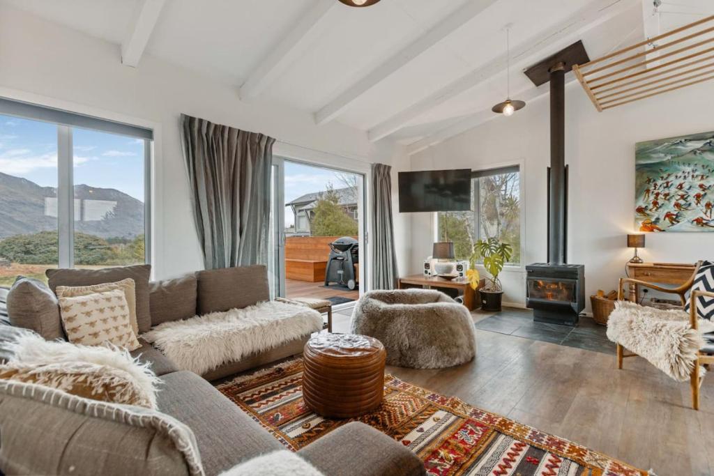 Home with Alpine Views Wanaka, Wanaka (updated prices 2025)