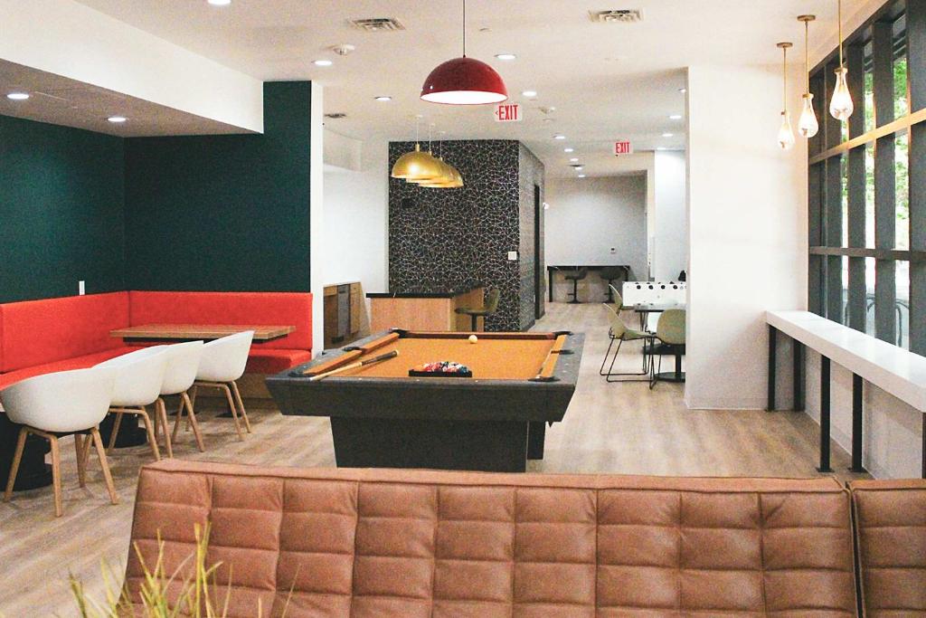 Modern Condo with Pool Gym Workspaces & BBQ, Austin (updated prices 2025)