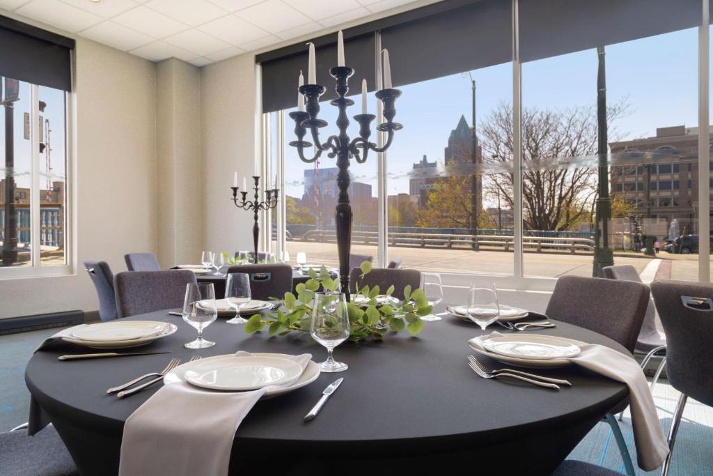 aloft Hotel Milwaukee Downtown, Milwaukee (updated prices 2025)