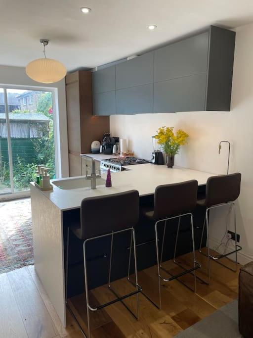 Cosy 2 bed ground floor maisonette with garden 2 min from tube station ...