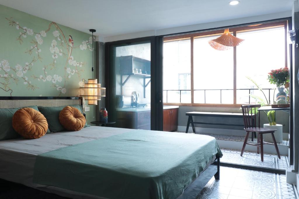 Indochine Rooftop room with balcony and ancient street view, 3' to Beer ...