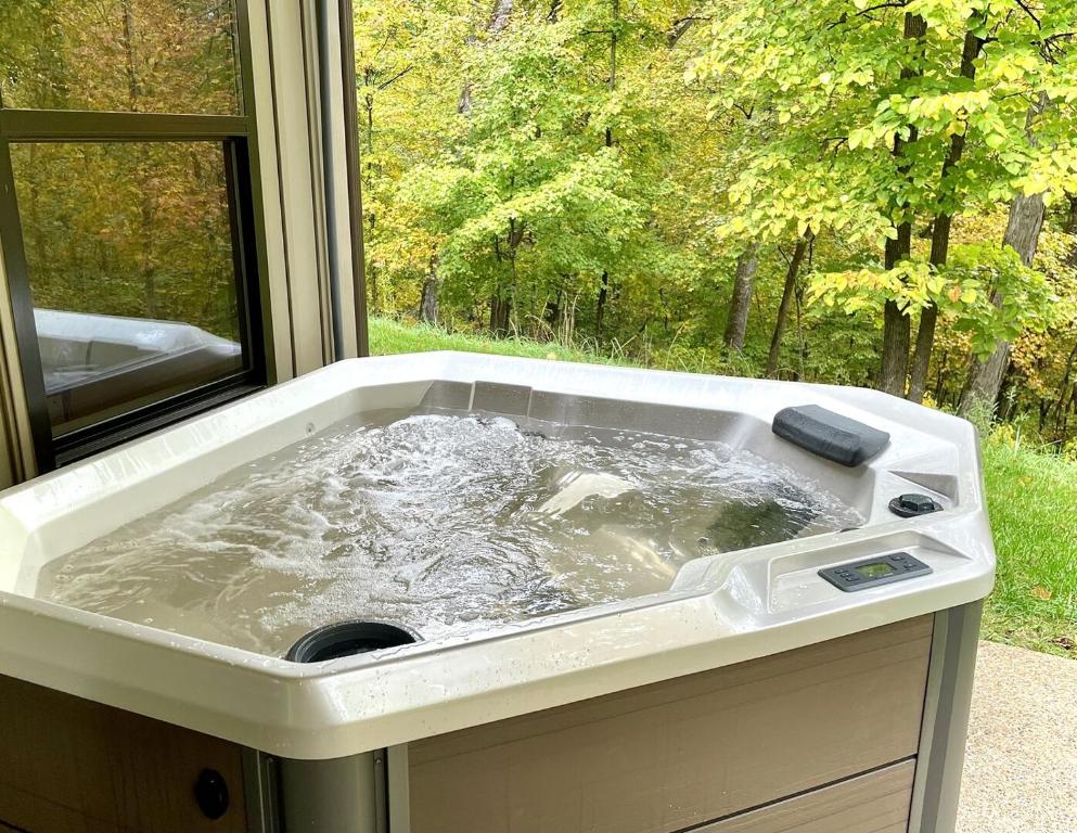 Alpine Getaway with Hot Tub, Innsbrook (updated prices 2025)