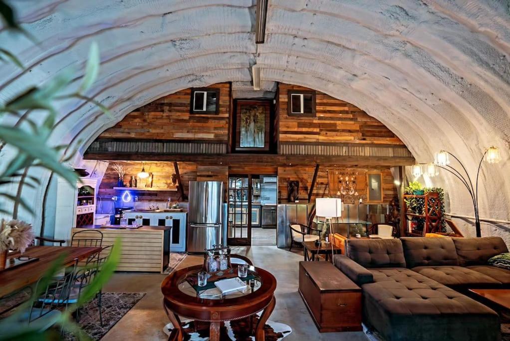 Hill Country Hangar with hottub, 7 minutes from the river and lake ...