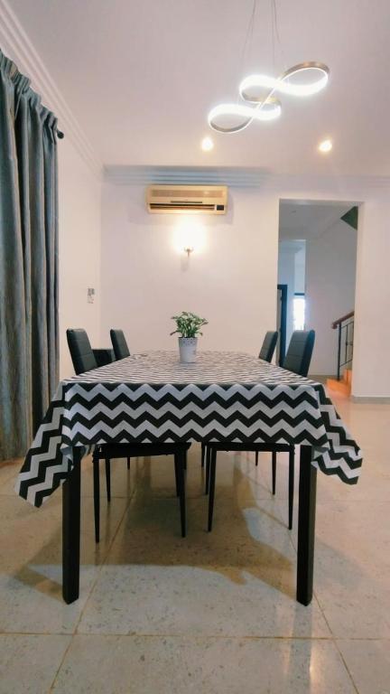 Trendy Family Pool Villa - PS4 , BBQ , POOL TABLE , SWIMMING POOL & 5 ...