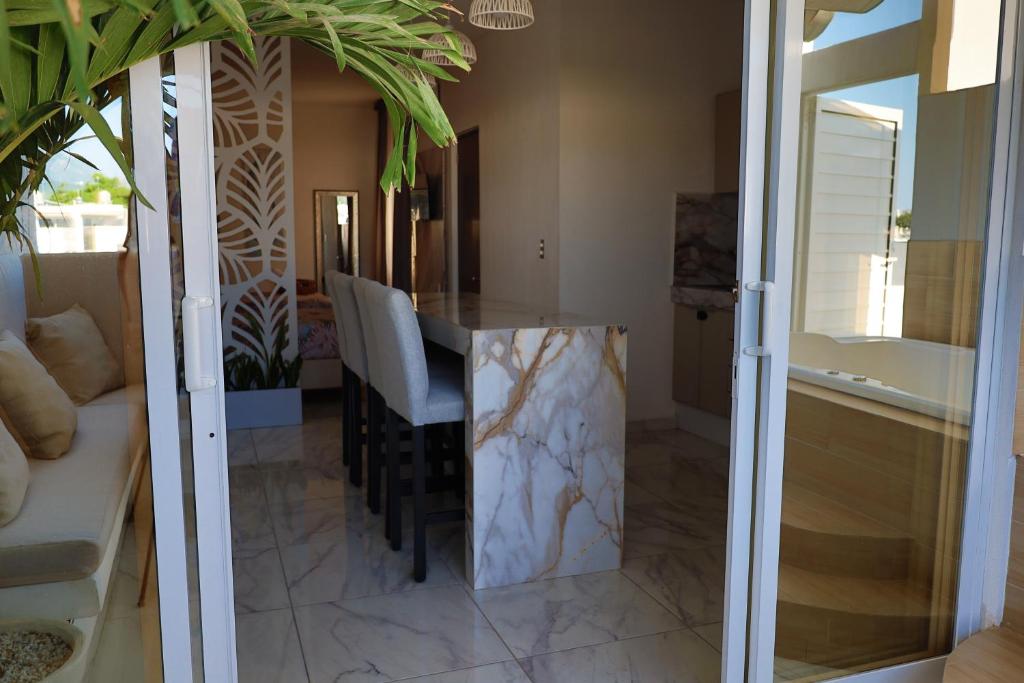 Lujoso living en playa con jacuzzi de hidromasaje privado, Manzanillo ...