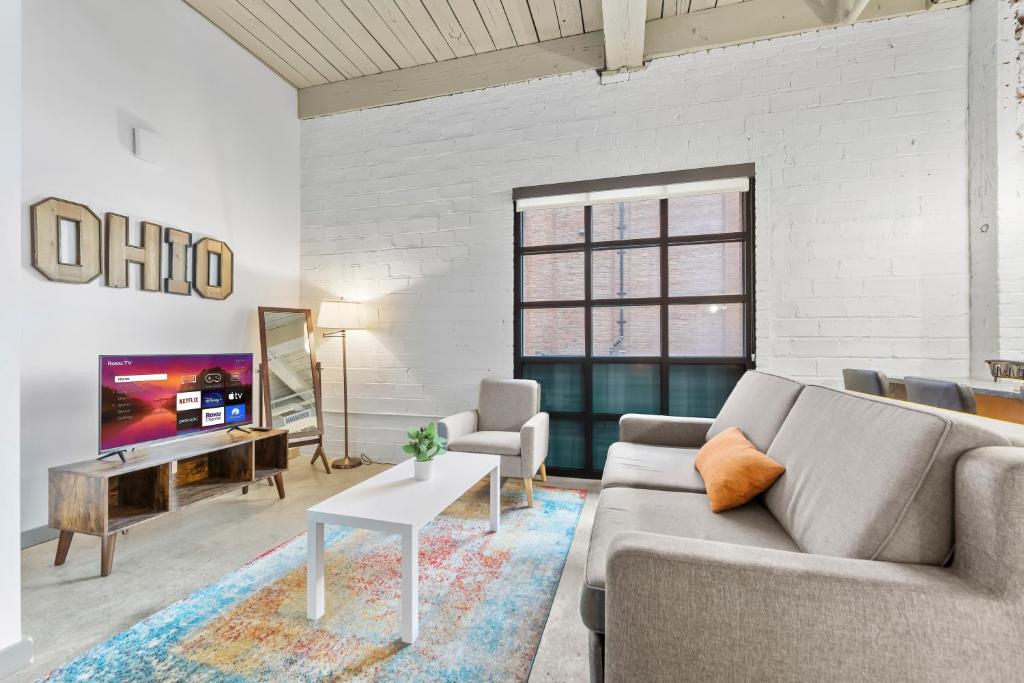 108- The Cozy Comfy Spacious Loft Wi-Fi Parking Cafe, Cleveland ...