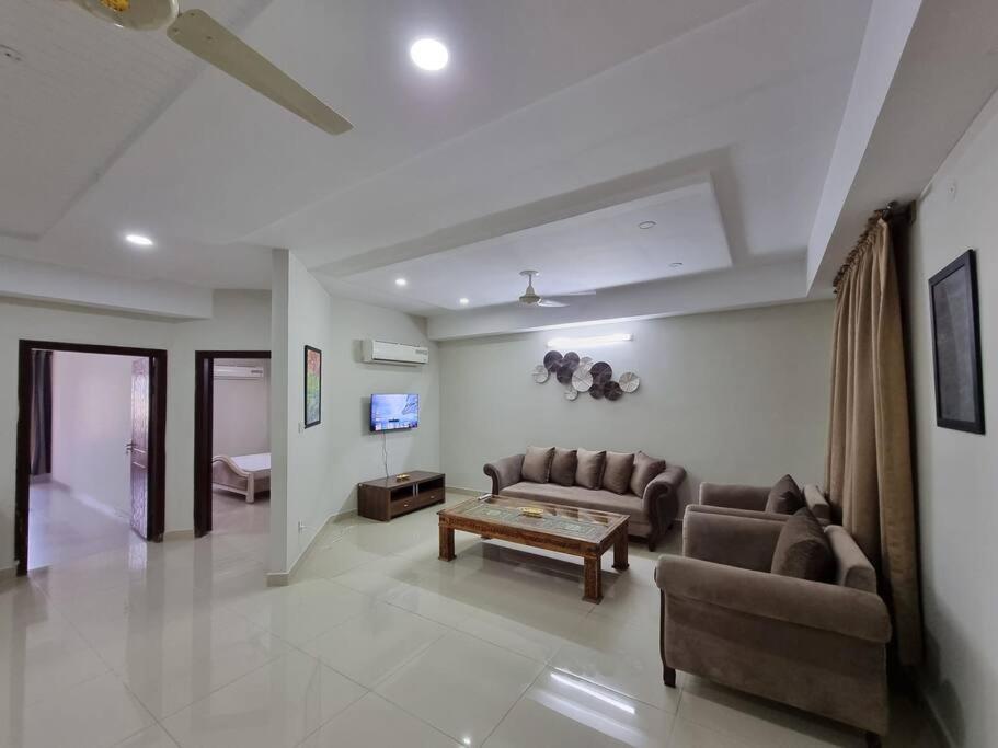 Three Bed Attached Bath Netflix Wifi Smart TV Parking WFH Desk Near ...
